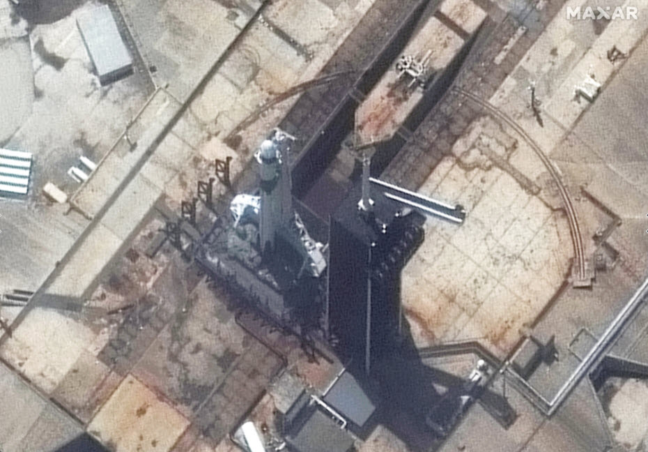 @Maxar Satellite Imagery: Falcon 9 Rocket with Cargo Dragon Capsule ...