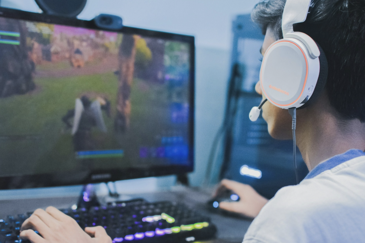 Level Up Your Game Streaming Setup with StarDesk - GIS user technology news